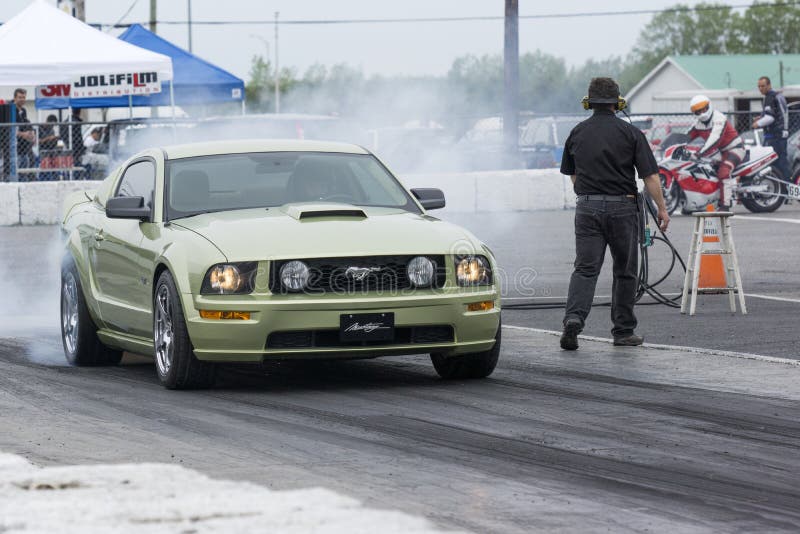 Mustang burn out editorial image. Image of spectator - 31090365