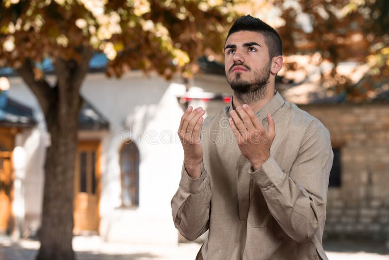 Musulmanes Jovenes Guy Praying Imagen de archivo - Imagen de barba ...