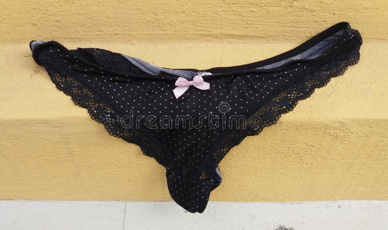 Due Accoppiamenti Delle Mutandine Sul Clothesline Fotografia Stock ...