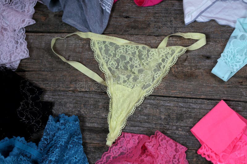 Mutandine Rosa Sul Gancio Sopra Un Vaso Della Pianta Fotografia Stock ...