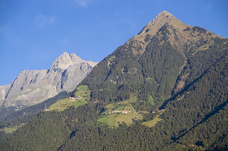 Vue de Mutspitze à Meran image stock. Image du alpes - 43539011