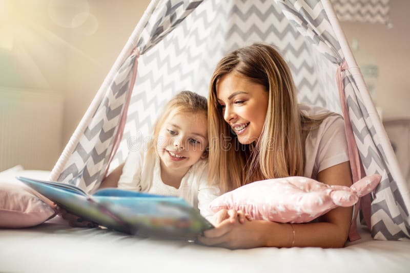 Mutter, Die Eine Geschichte Zu Ihrer Tochter Liest Stockfoto - Bild von ...
