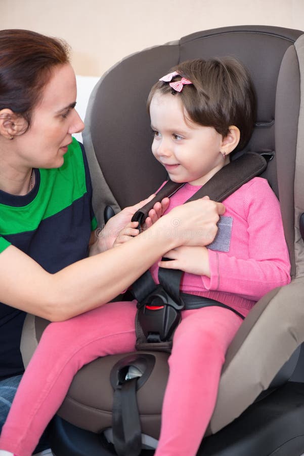 Bemuttern Sie Das Sichern Ihres Babys Im Autositz in Ihrem Auto ...