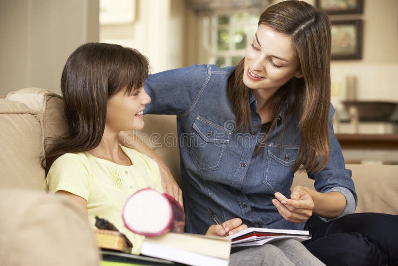 Mutter-helfende Tochter Mit Der Hausarbeit, Die Auf Sofa at Home Sitzt ...