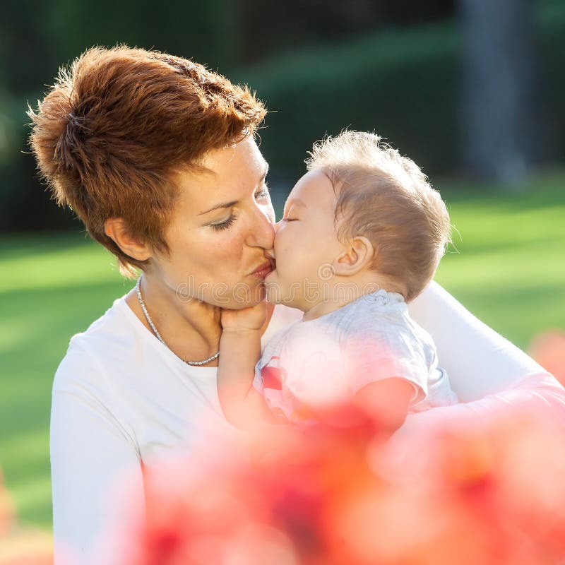Mutter mit Baby stockbild. Bild von wiese, kopf, umarmung - 30824593