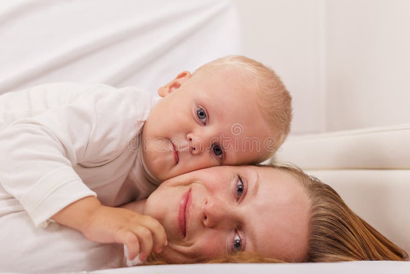 Mutter mit Baby stockbild. Bild von erzeugung, glücklich - 33970513