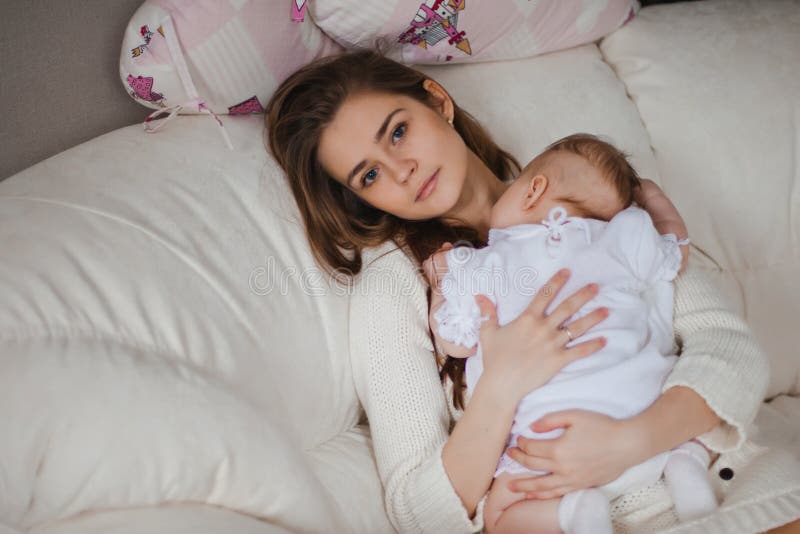 Mutter mit Baby stockfoto. Bild von haupt, schauen, kindheit - 34420566