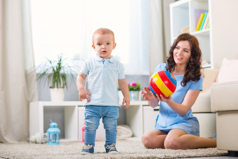 Mutter Mit Dem Kind, Das Im Haus Spielt Stockfoto - Bild von kleinkind ...