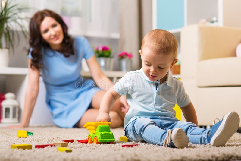 Mutter Mit Dem Kind, Das Im Haus Spielt Stockbild - Bild von kind ...