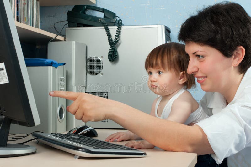 Mutter Mit Der Kleinen Tochter, Die an Computer Arbeitet Stockfoto ...