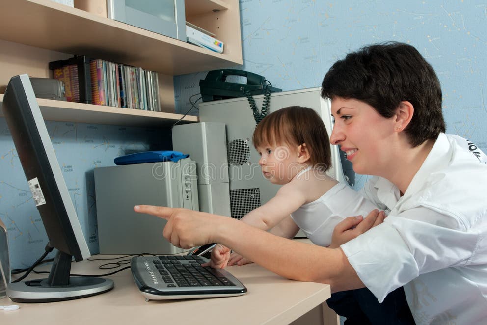 Mutter Mit Der Kleinen Tochter, Die an Computer Arbeitet Stockfoto ...