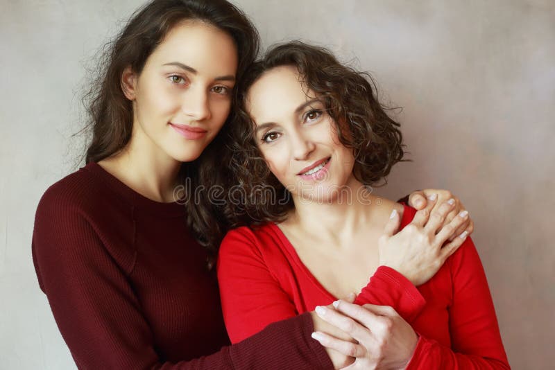 Mutter Mit Herangewachsener Tochter Stockfoto - Bild von schön ...