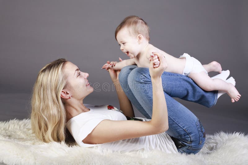 Mutter mit ihrem Baby stockbild. Bild von spielen, gesund - 13139663