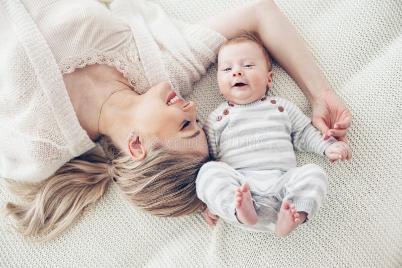 Mutter Mit Einem Baby Des Achtmonatigen Babys, Das Zu Hause Auf Einem ...