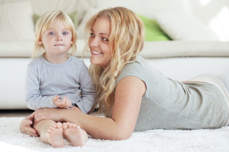 Mutter mit ihrem Kind stockfoto. Bild von mamma, tochter - 39028298