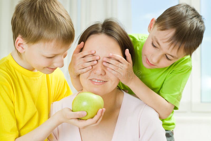 Mutter mit zwei Kindern stockbild. Bild von familie, fällig - 14512077
