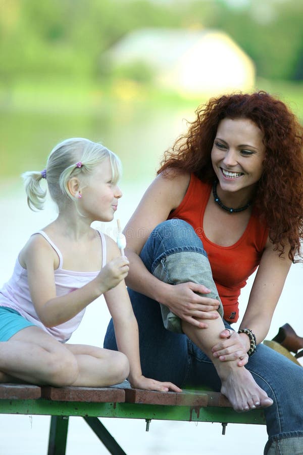 Mutter mit ihrer Tochter stockbild. Bild von erscheinen - 7124347
