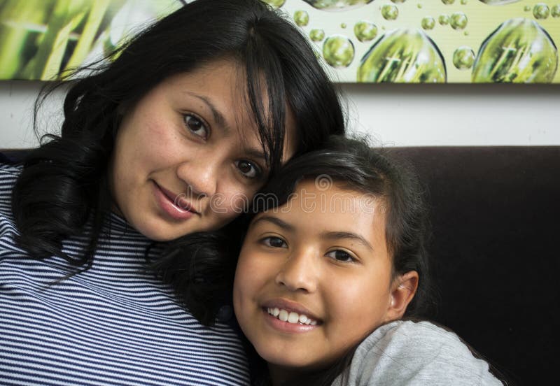 Mutter mit ihrer Tochter stockbild. Bild von erzeugungen - 98032431