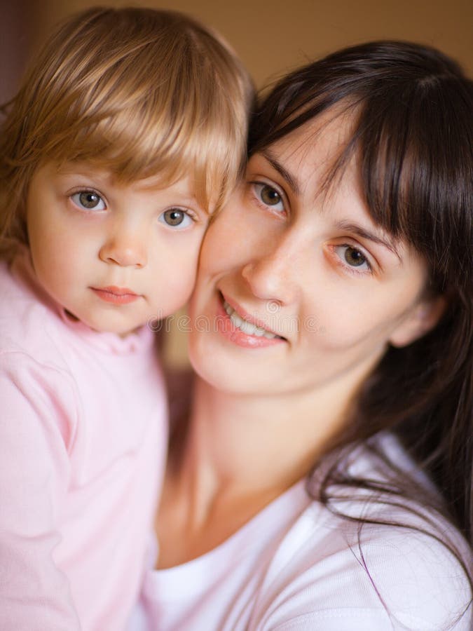 Mutter mit Kind stockfoto. Bild von glück, glückseligkeit - 12279568