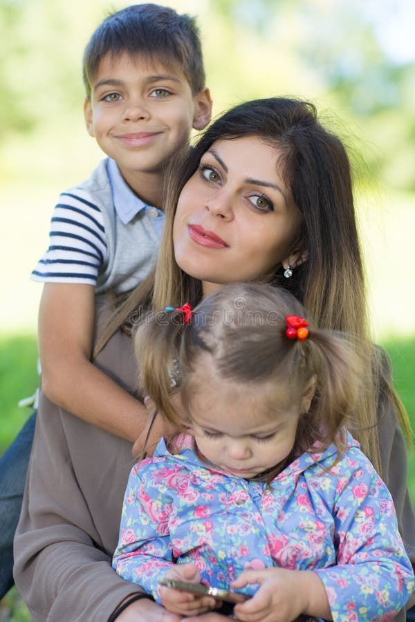 Mutter mit Kindern im Park stockfoto. Bild von gruppe - 45251826
