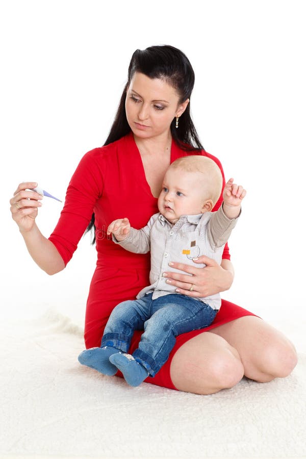 Mutter Mit Baby. Erste Schritte. Stockbild - Bild von aktiv, mutter ...