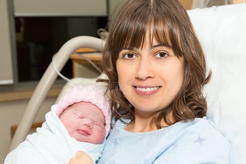 Mutter Mit Neugeborenem Baby Stockfoto - Bild von glücklich, familie ...