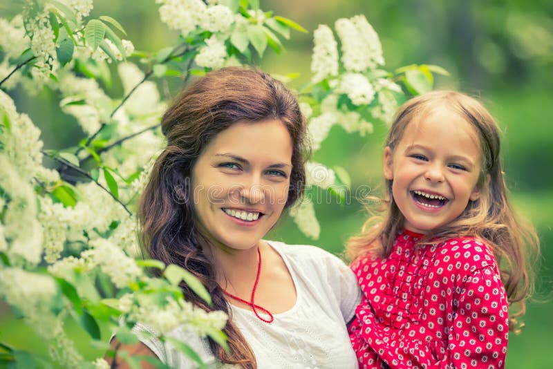 Mutter mit Tochter stockfoto. Bild von kleid, tochter - 72325928