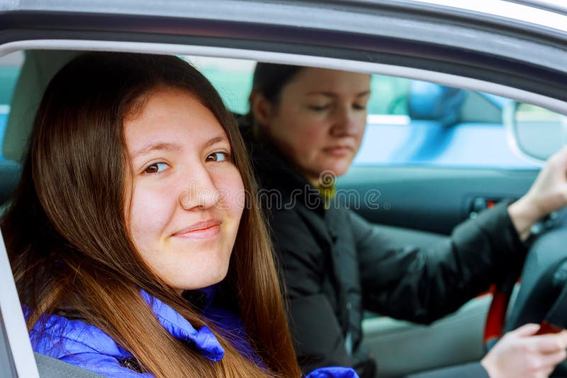 Mutter mit Tochter im Auto stockfoto. Bild von abenteuer - 110327444