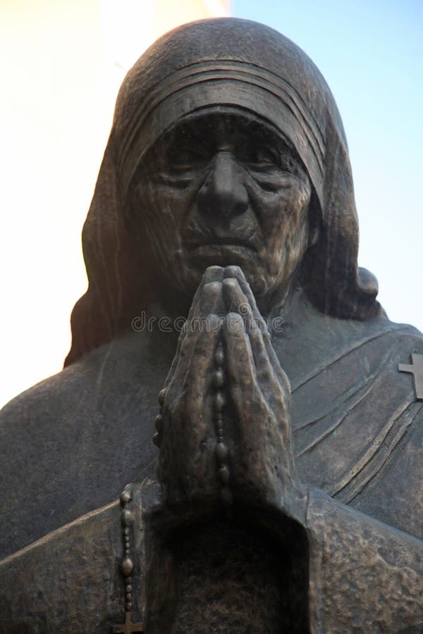 Monument Von Mutter Teresa in Skopje, Mazedonien Stockbild - Bild von ...