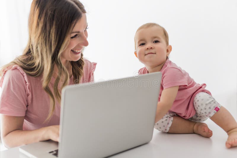 Mutter Und Baby Mit Der Laptop-Computer, Die Vom Haus Arbeitet ...