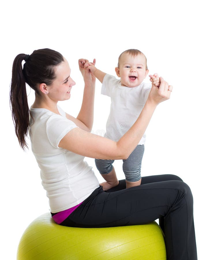 Mutter Und Baby Tun Gymnastik Auf Ball Stockfoto - Bild von familie ...