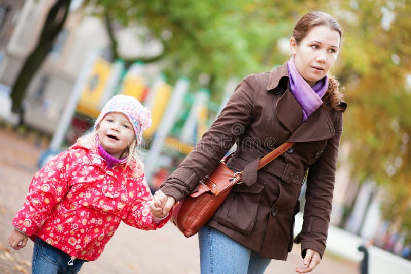 Mutter Und Ihre Tochter, Die Hand in Hand Gehen Stockfoto - Bild von ...