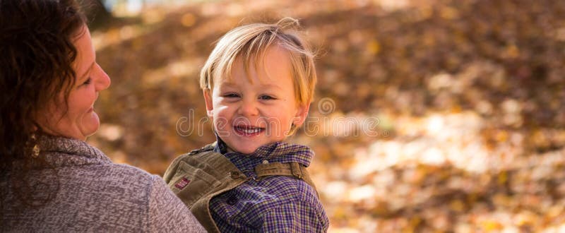Mutter und Junge im Fall stockfoto. Bild von zwei, jahr - 48568108