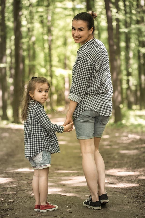 Mutter Und Junge Tochter Gehen Im Wald Stockbild - Bild von lachen ...