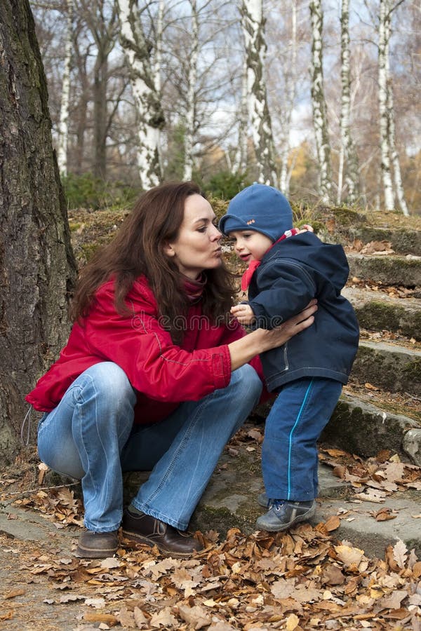 Mutter und Kind stockbild. Bild von mutter, fall, obacht - 16908643