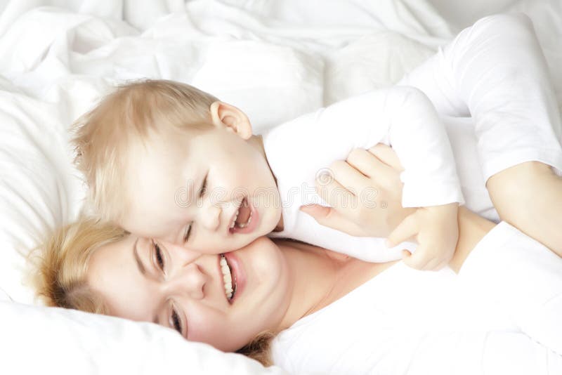 Mutter und Kind stockfoto. Bild von liebe, spielen, zicklein - 18895062