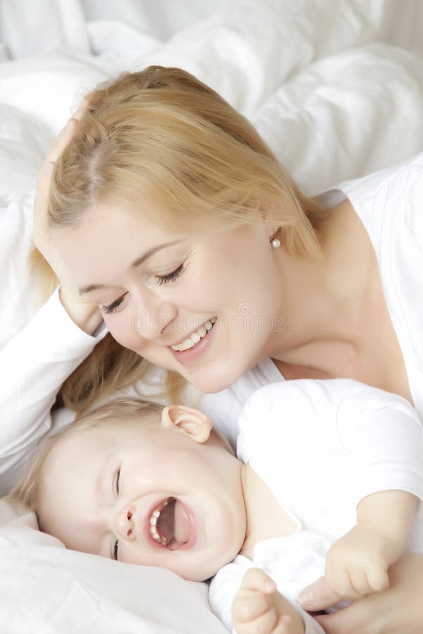 Mutter und Kind stockbild. Bild von spiel, kitzeln, kinder - 18895149