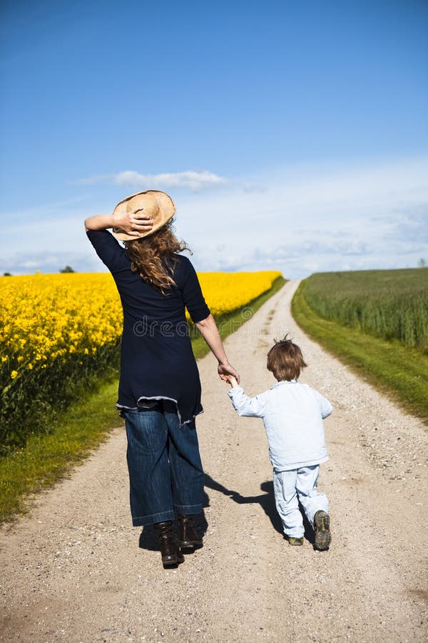 Mutter und Kind stockbild. Bild von junge, landschaft - 27266929