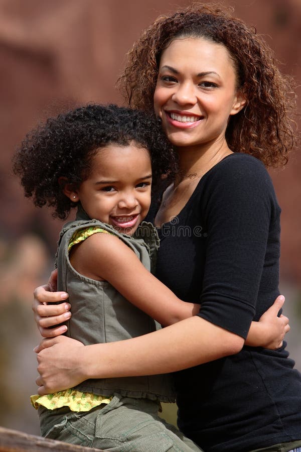 Mutter und Kind stockbild. Bild von kind, afro, dunkel - 3242143