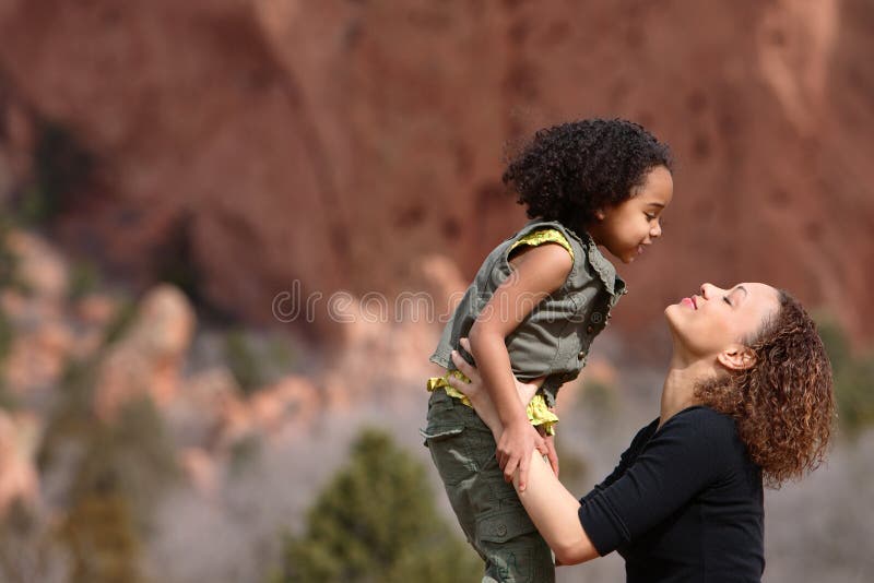 Mutter und Kind stockfoto. Bild von trösten, schön, berge - 3248966