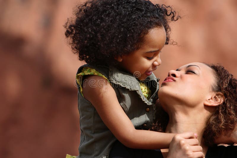 Mutter und Kind stockfoto. Bild von berge, elternschaft - 3249046