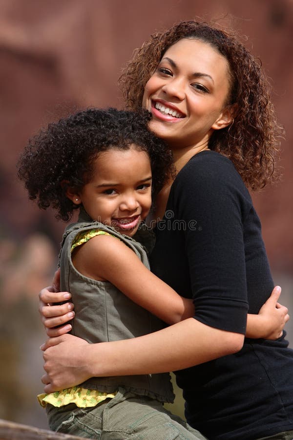 Glückliche Mutter- Und Kindertochter, Die Zusammen Im Sommer Sitzt ...