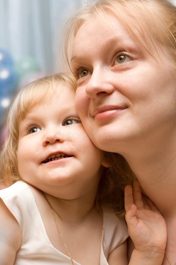 Mutter und Kind stockfoto. Bild von liebe, schönheit, schön - 4192220