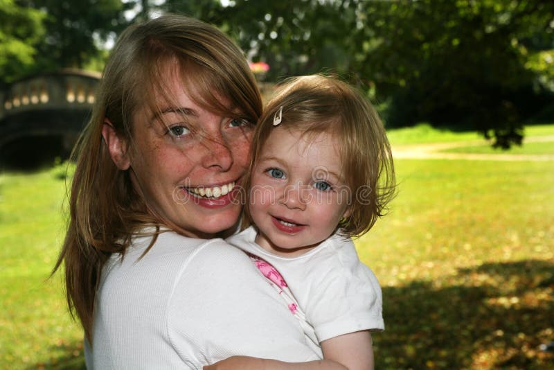 Mutter und Kind stockfoto. Bild von sommersprossen, vordergrund - 6048962