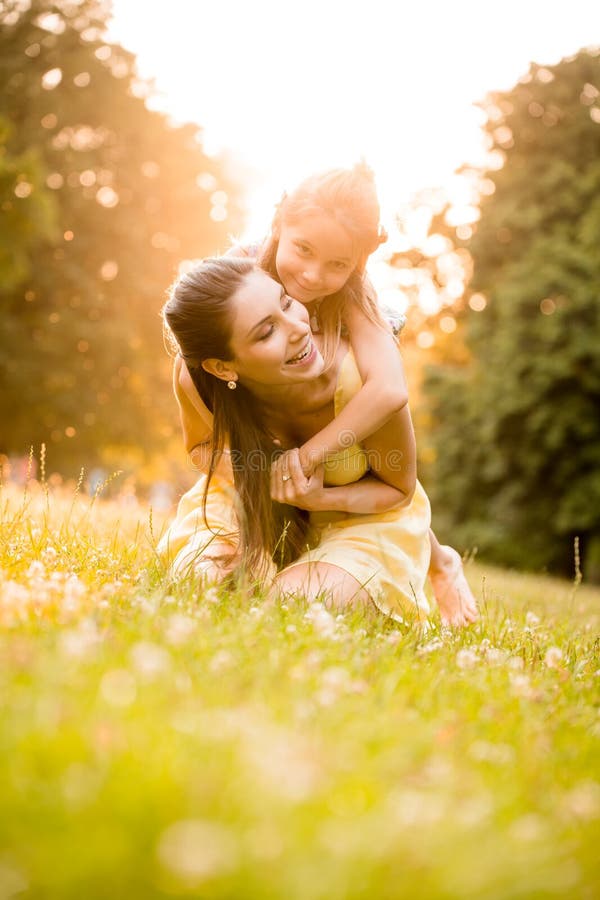 Mutter und Kind im Auto stockfoto. Bild von leute, beiläufig - 44416120