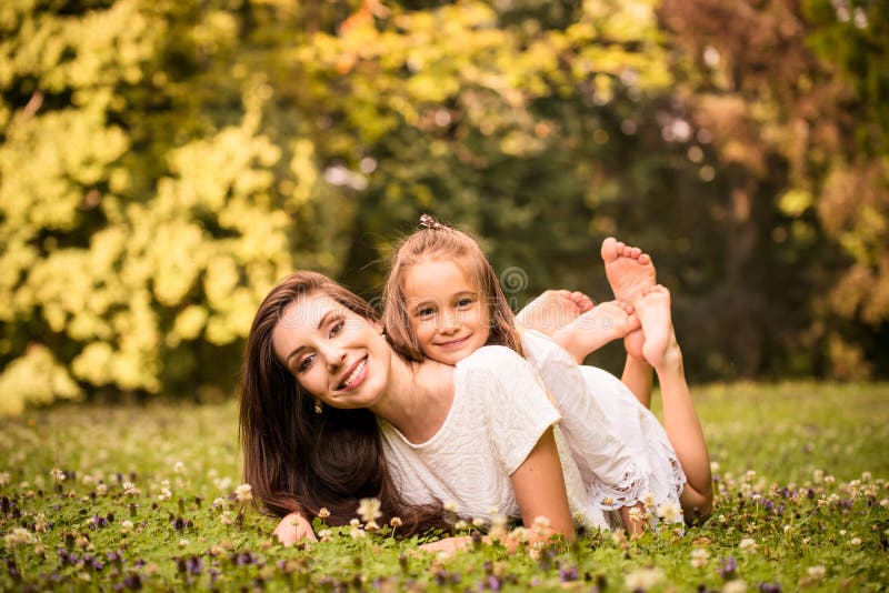 Mutter Und Kind in Der Natur Stockfoto - Bild von gefühl, grün: 67662482