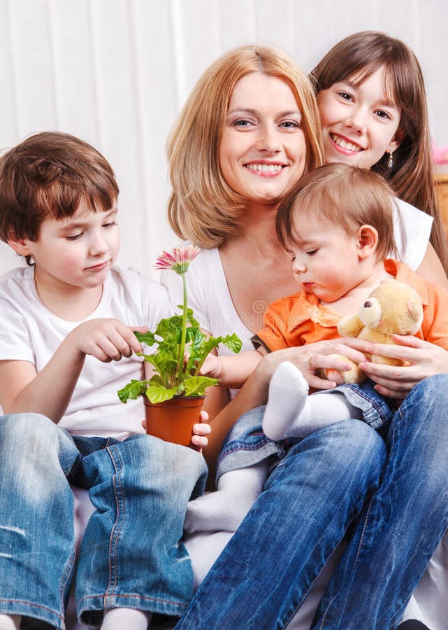 Mutter drei mit Kindern stockfoto. Bild von familie, tochter - 15782014