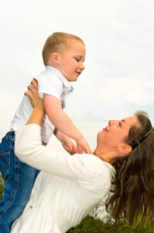 Mutter und Sohn stockfoto. Bild von liebe, kaukasisch - 14391434