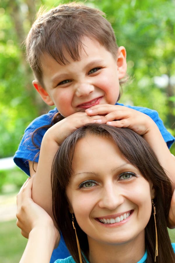 Mutter und Sohn stockbild. Bild von lebensstil, attraktiv - 7443705