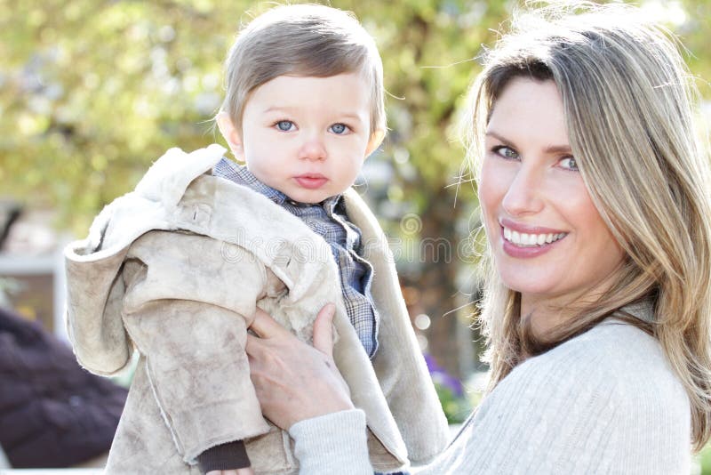 Mutter Und Sohn: Saisonal, Fall Stockbild - Bild von mutterschaft ...